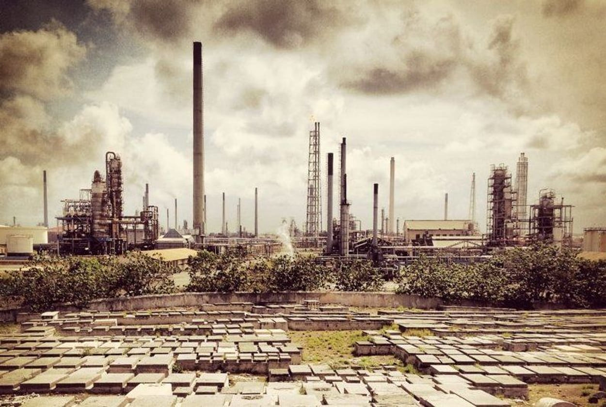 Uitstoot Isla raffinaderij slaat neer als groene substantie - Zembla ...